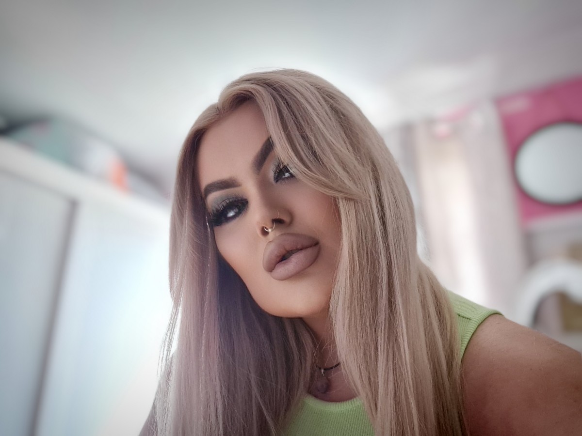 Mistress Laura Coats | FINmessage