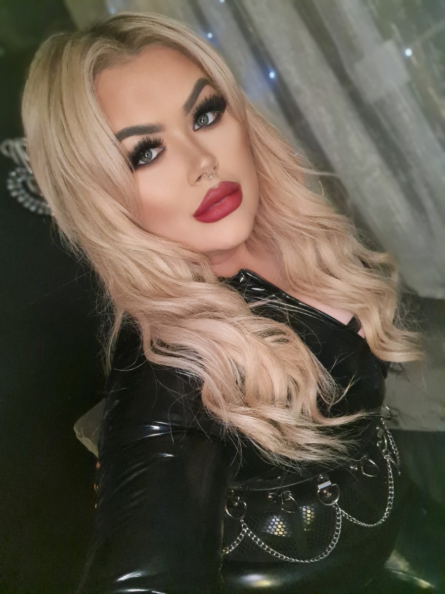 Mistress Laura Coats | FINmessage