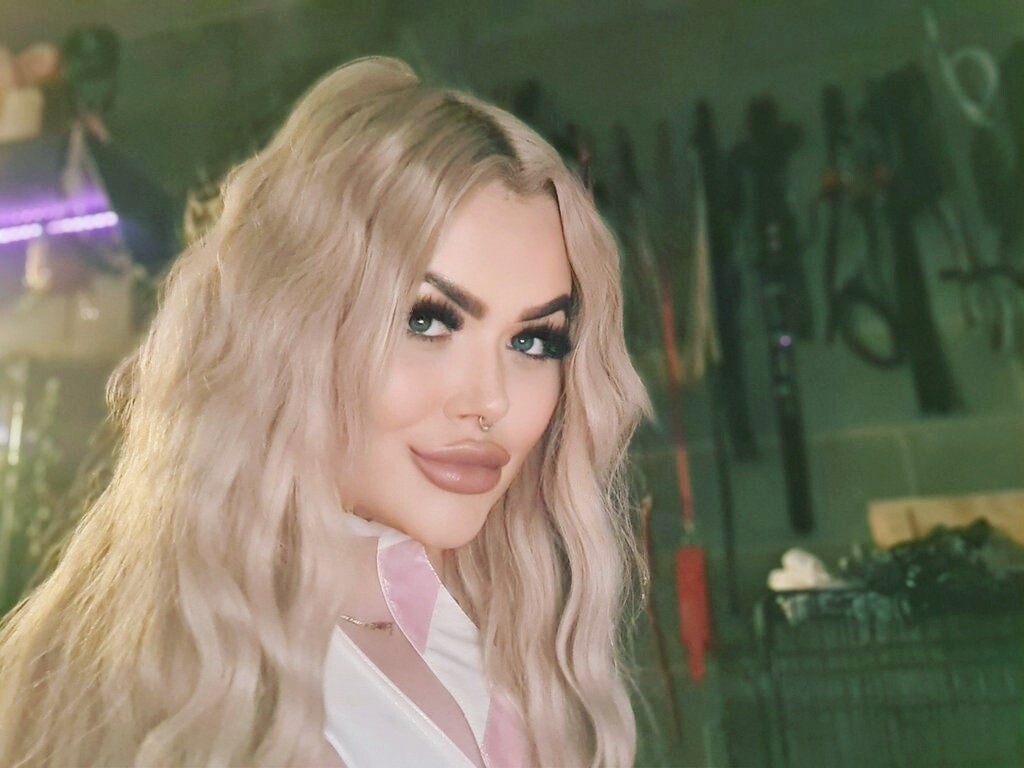 Mistress Laura Coats | FINmessage