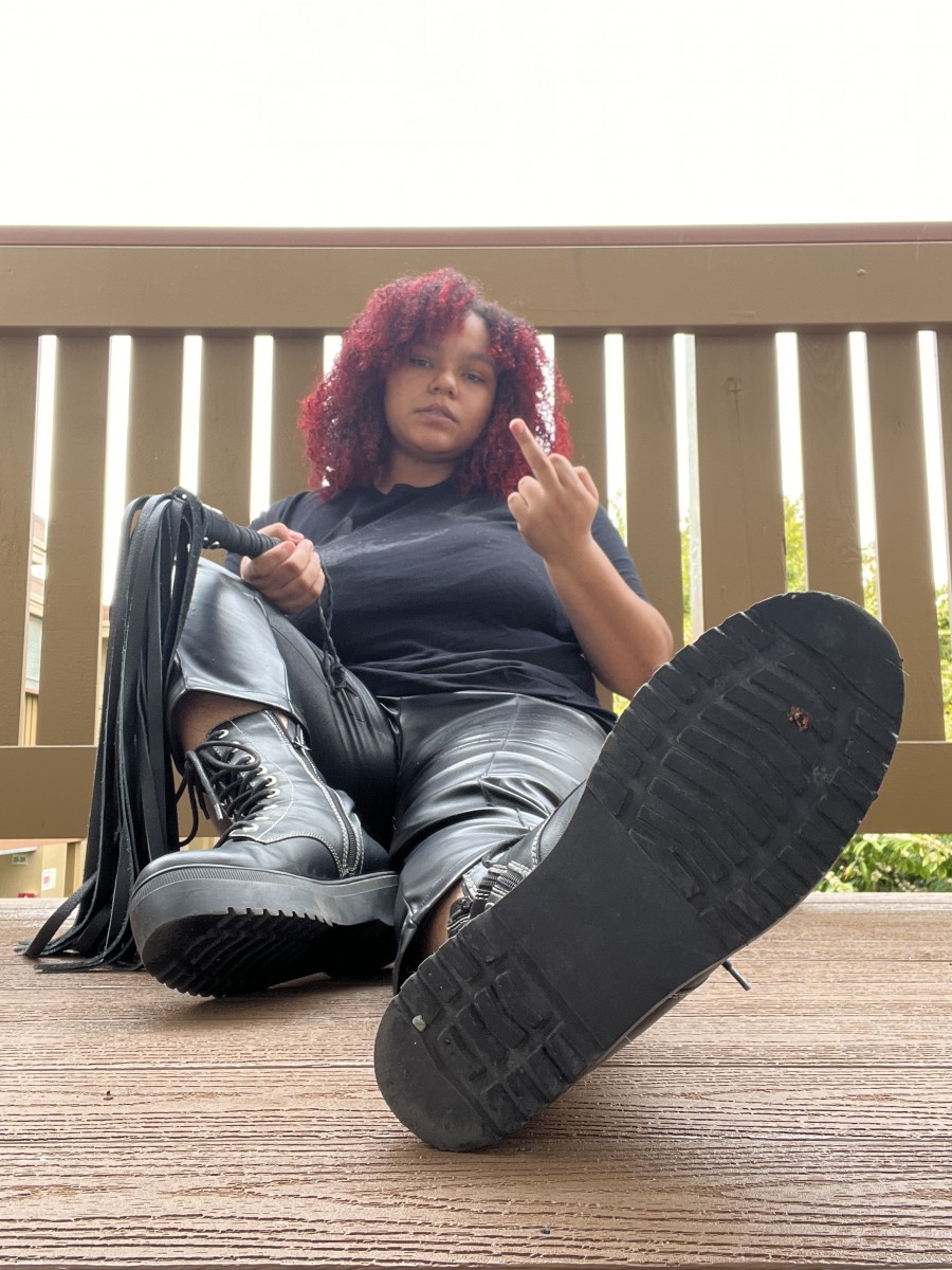 Domina Naomi | FINmessage